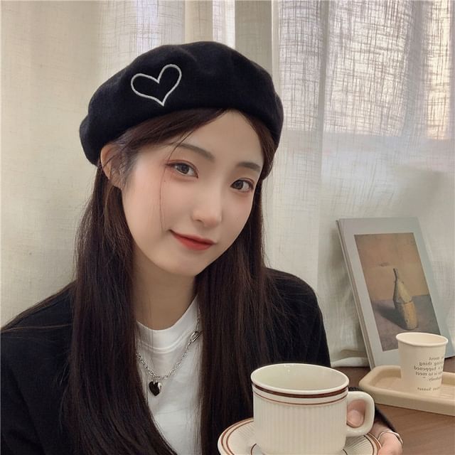 Heart Embroidery Beret – Wonderland Case